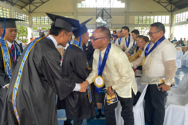 World Vision Philippines | 17 Scholars passed Auto Mechanic course